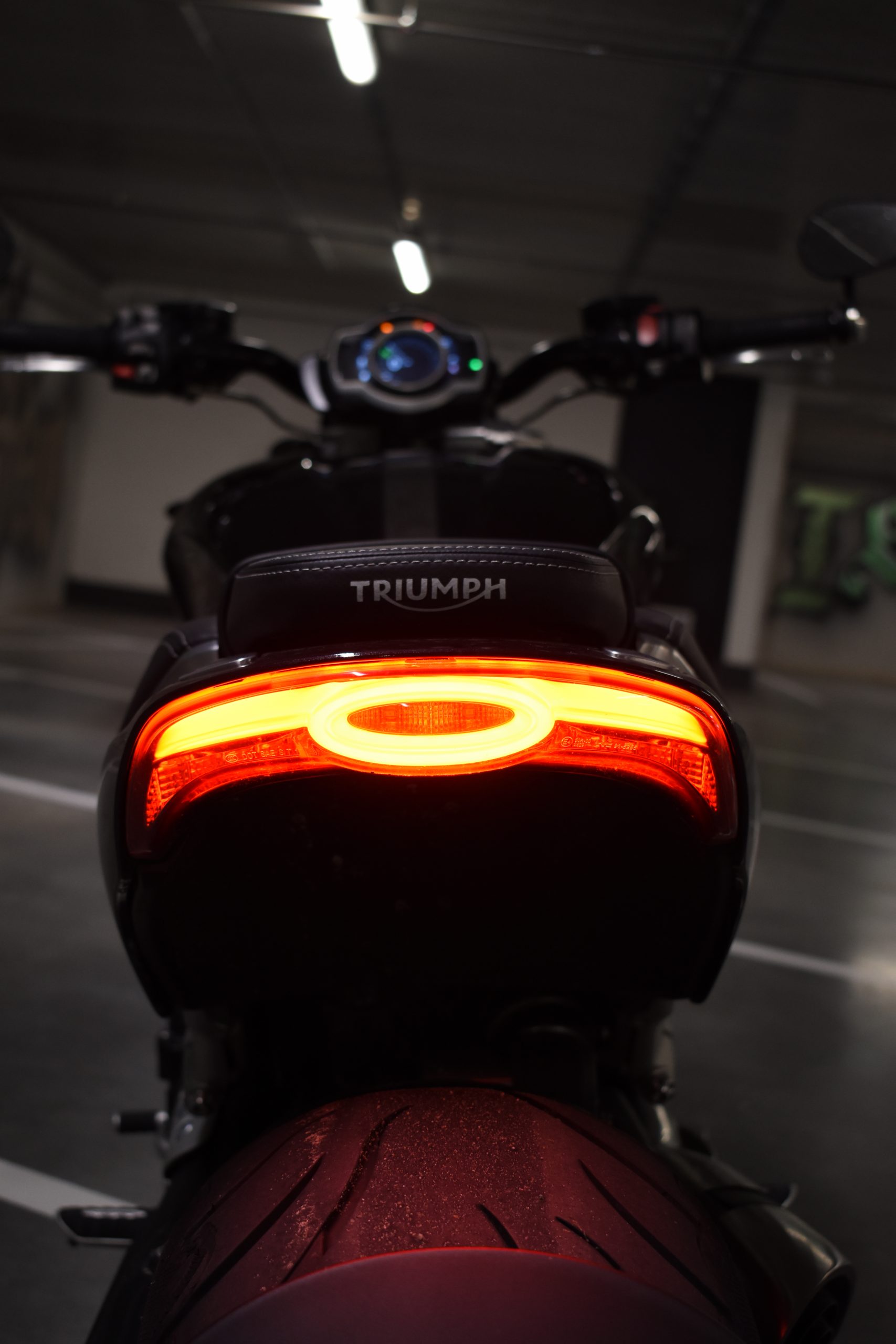 Review: Triumph Rocket 3R: Beauty en beest in één | Motormeiden