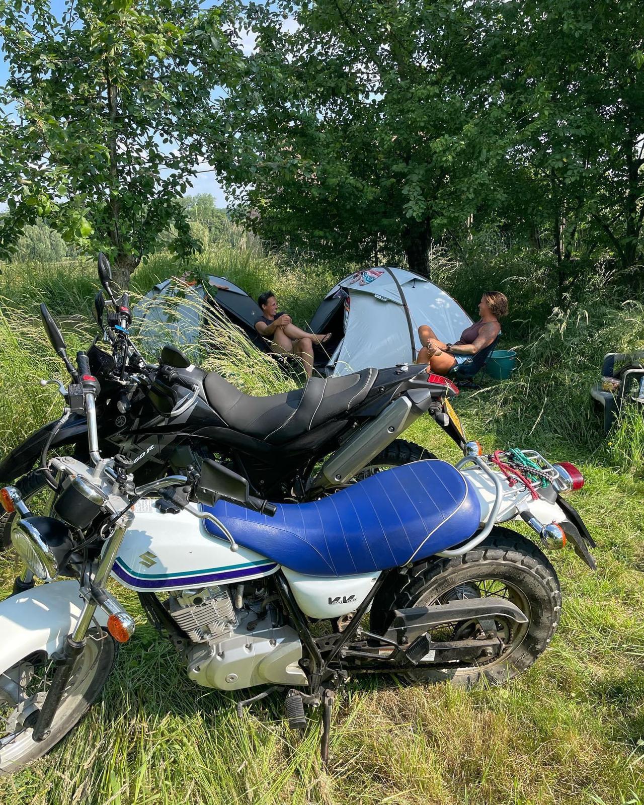 Interview: Sterkste brandweervrouw van Nederland reist met motor door Europa | Motormeiden